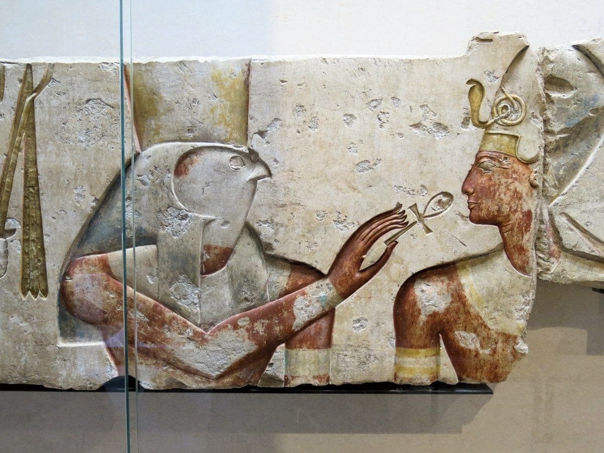 Horus offers life to the king, Ramesses II - 1260d.com